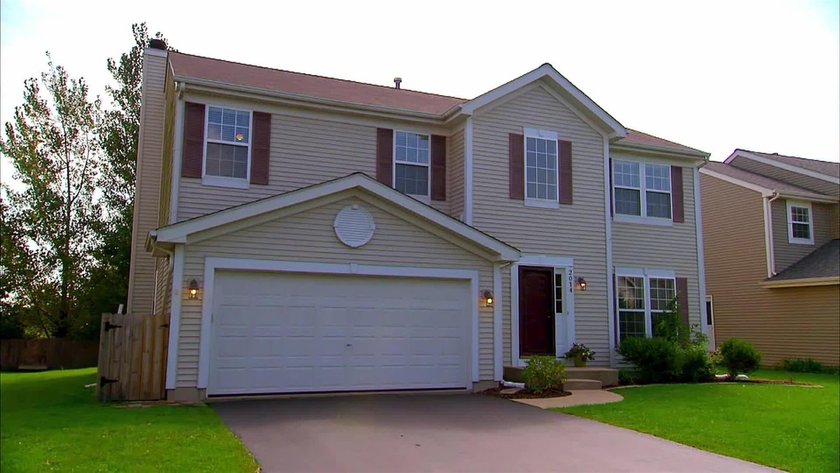 Ranch vs. Colonial in Illinois - House Hunters | Apple TV